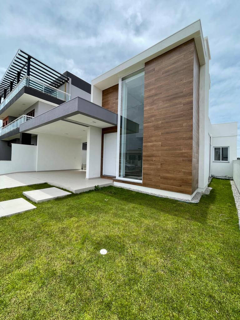 Casa na Bella Torres com 3 dormitórios, suíte, piscina e lareira.